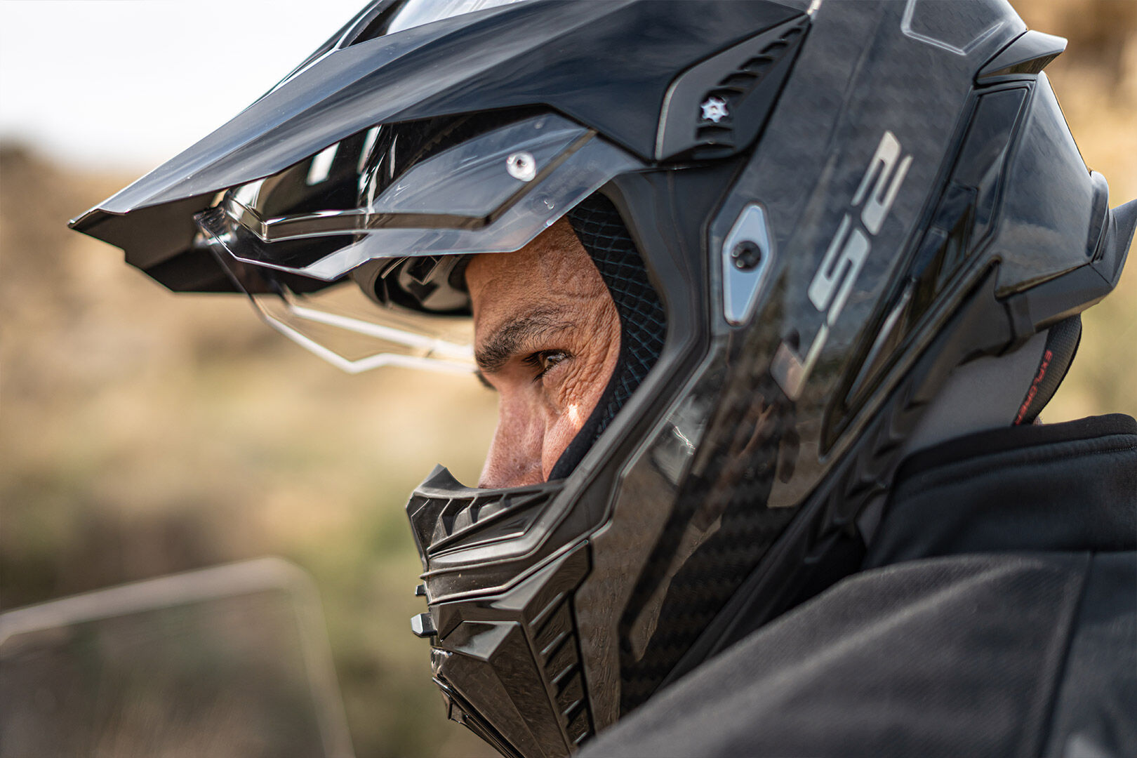 MX701 Explorerc Solid Gloss Carbon – www.ls2helmetspk.com