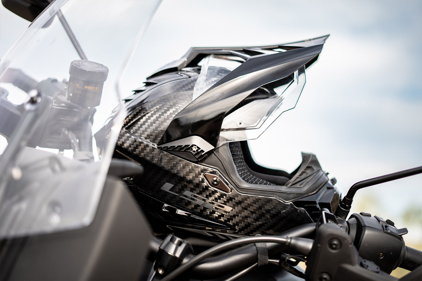 MX701 Explorerc Solid Gloss Carbon – www.ls2helmetspk.com